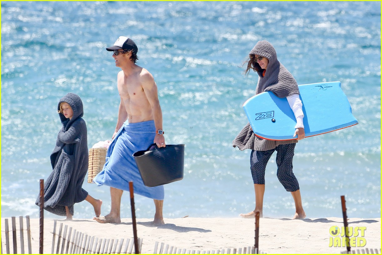 Julia Roberts: Family Beach Day with Shirtless Danny Moder!: Photo ...