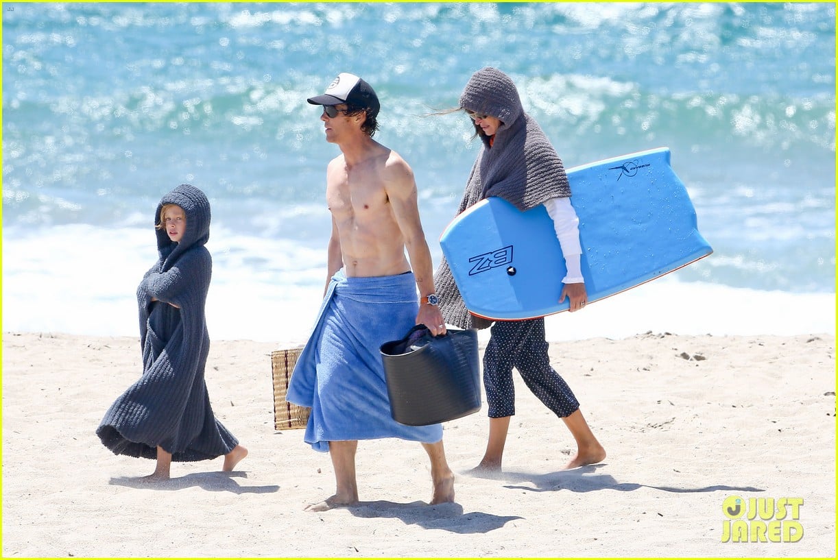 Julia Roberts: Family Beach Day with Shirtless Danny Moder!: Photo ...