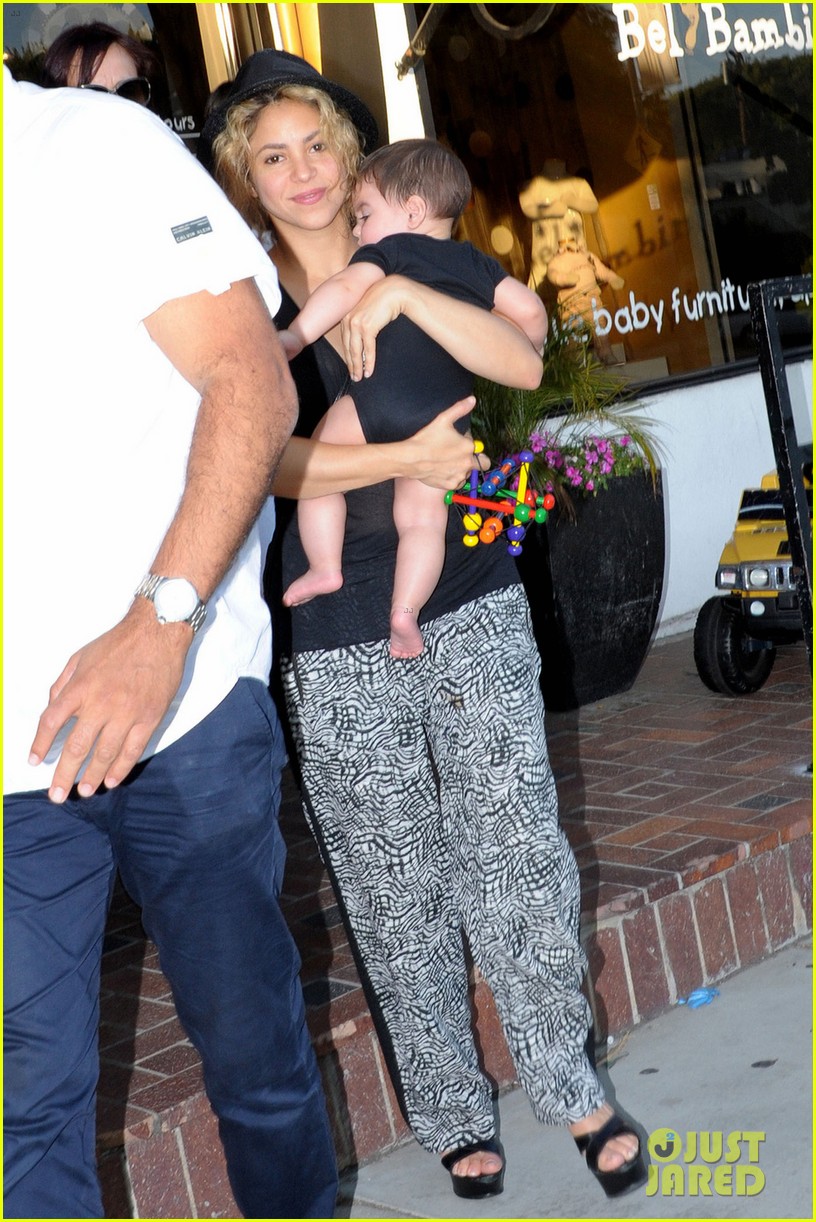 Shakira Goes Shopping with Baby Milan: Photo 2927841 | Celebrity Babies ...