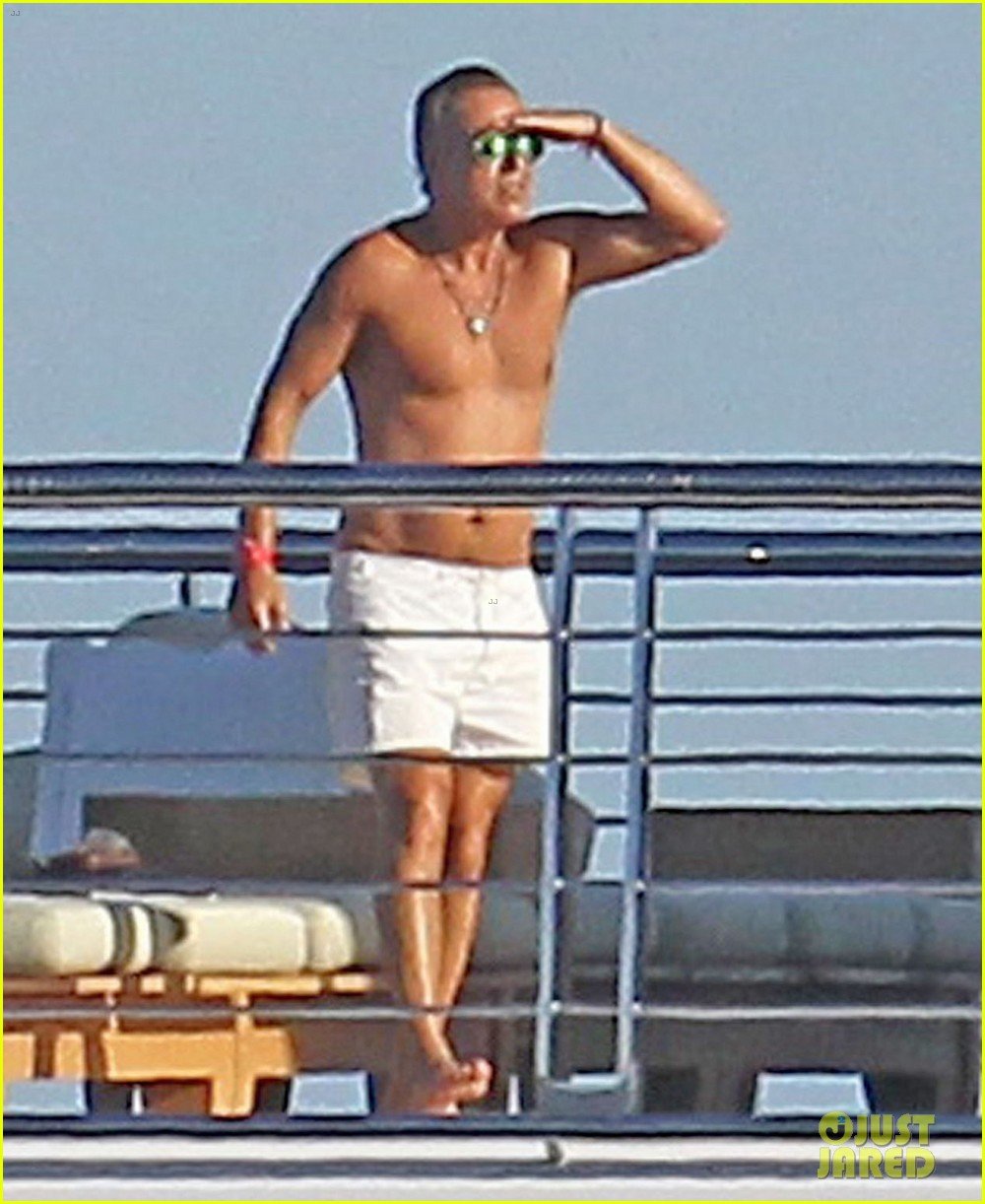 Bruce Springsteen Goes Shirtless, Shows Off Fit Body in Spain: Photo ...