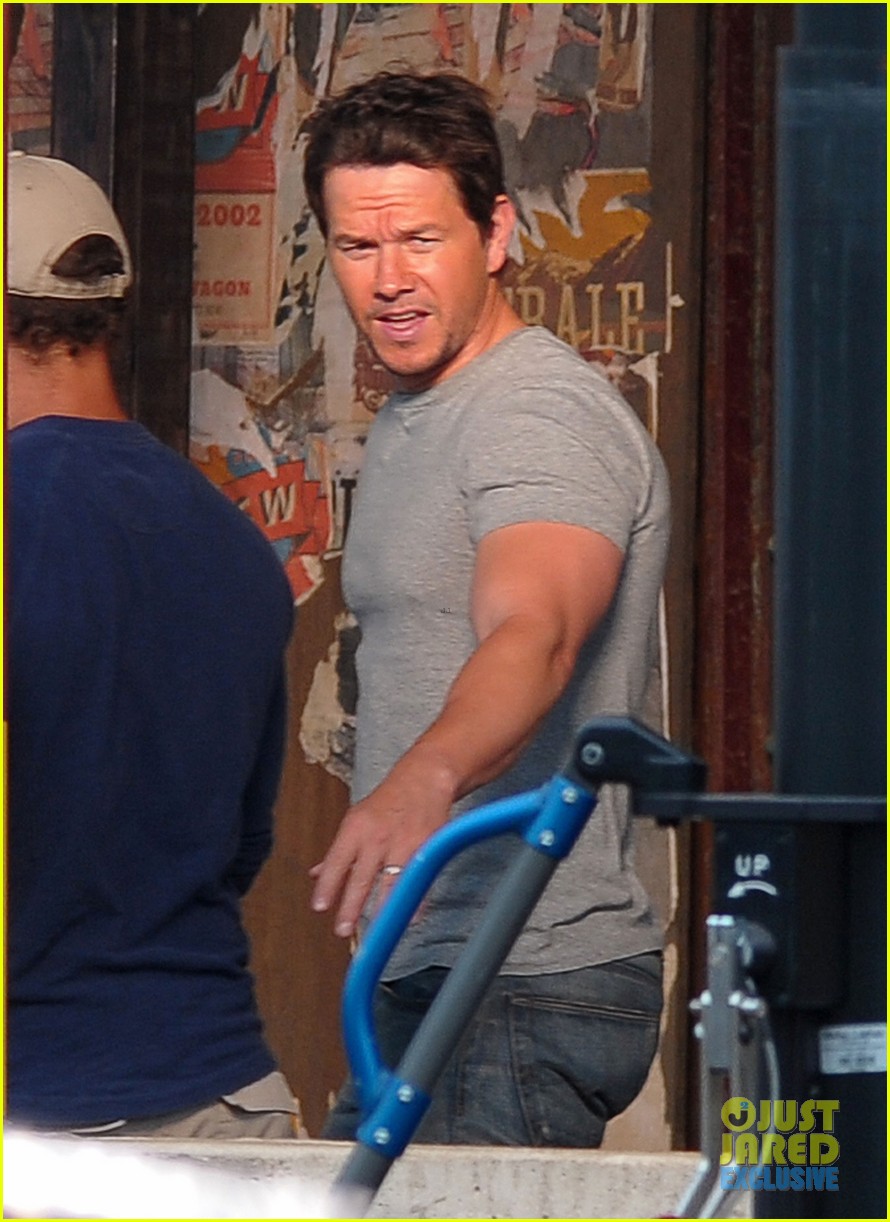 Mark Wahlberg Flaunts Big Muscles on 'Transformers 4' Set: Photo ...