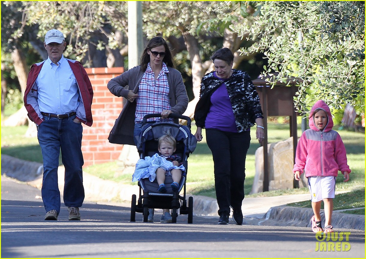 Ben Affleck Gets Hugs From Violet After Big Family Outing!: Photo ...