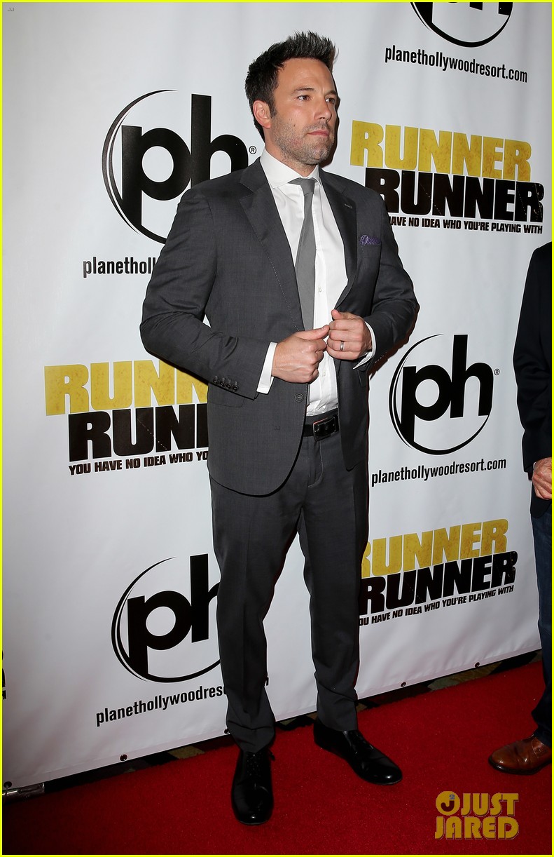 Ben Affleck: Lipstick on Cheek at 'Runner Runner' Premiere!: Photo 2954975 | Ben Affleck ...