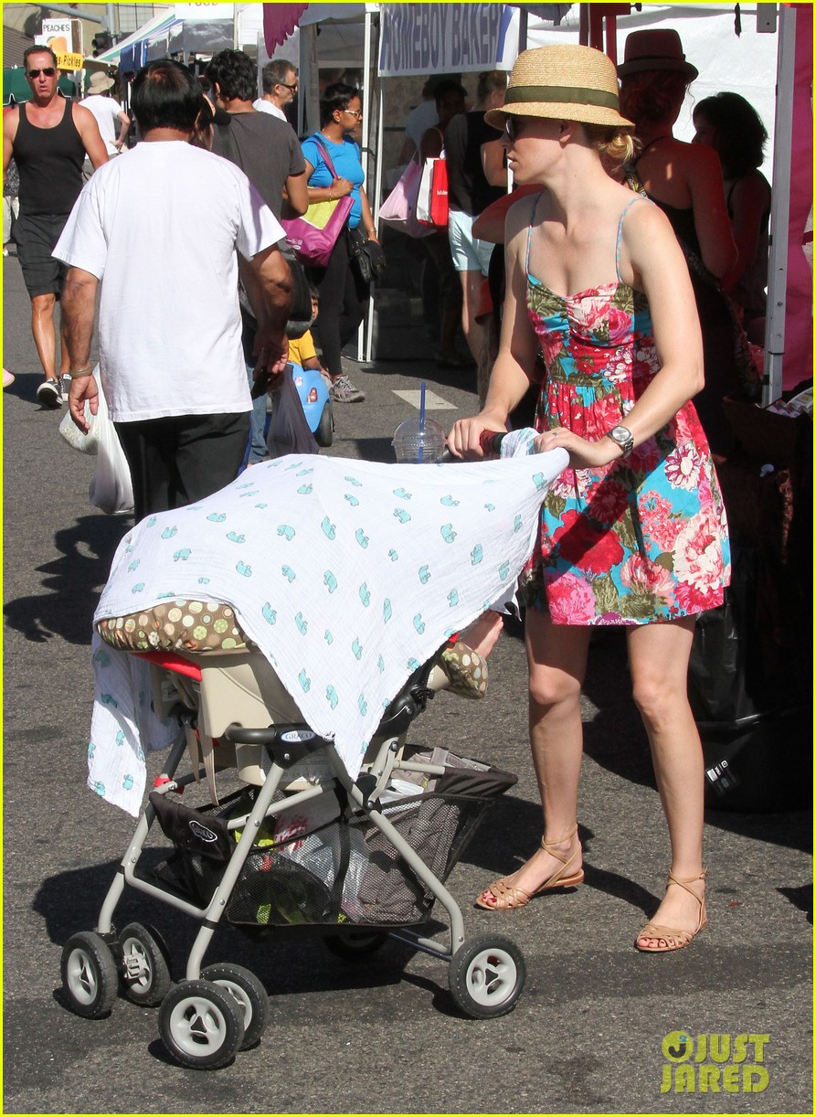 Elizabeth Banks Plays Peek-a-Boo with Son Magnus!: Photo 2949803 ...