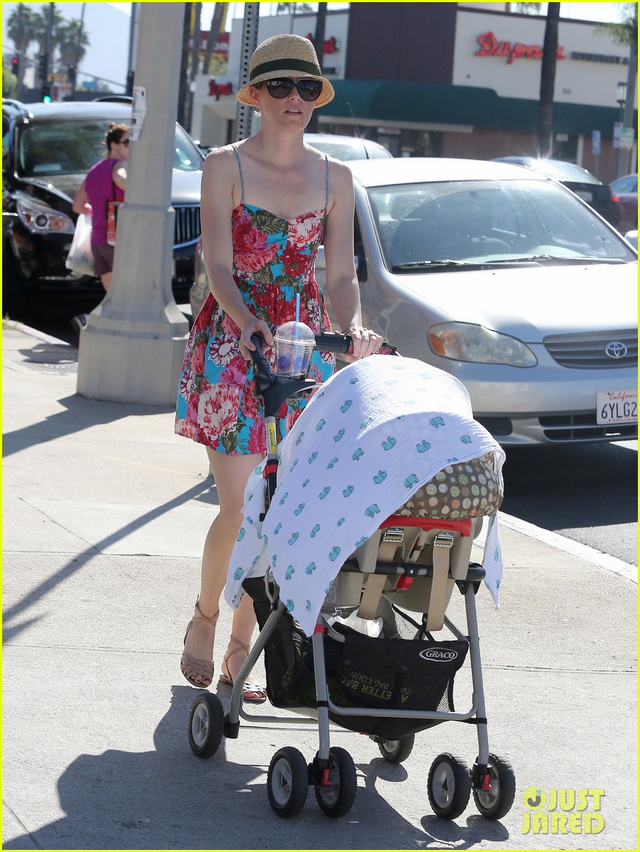 Elizabeth Banks Plays Peek-a-Boo with Son Magnus!: Photo 2949810 ...