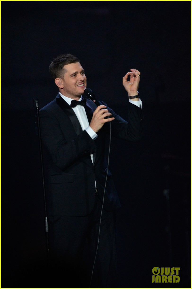 Michael Buble Ends Concert with Amazing Unplugged Moment: Photo 2963142 ...