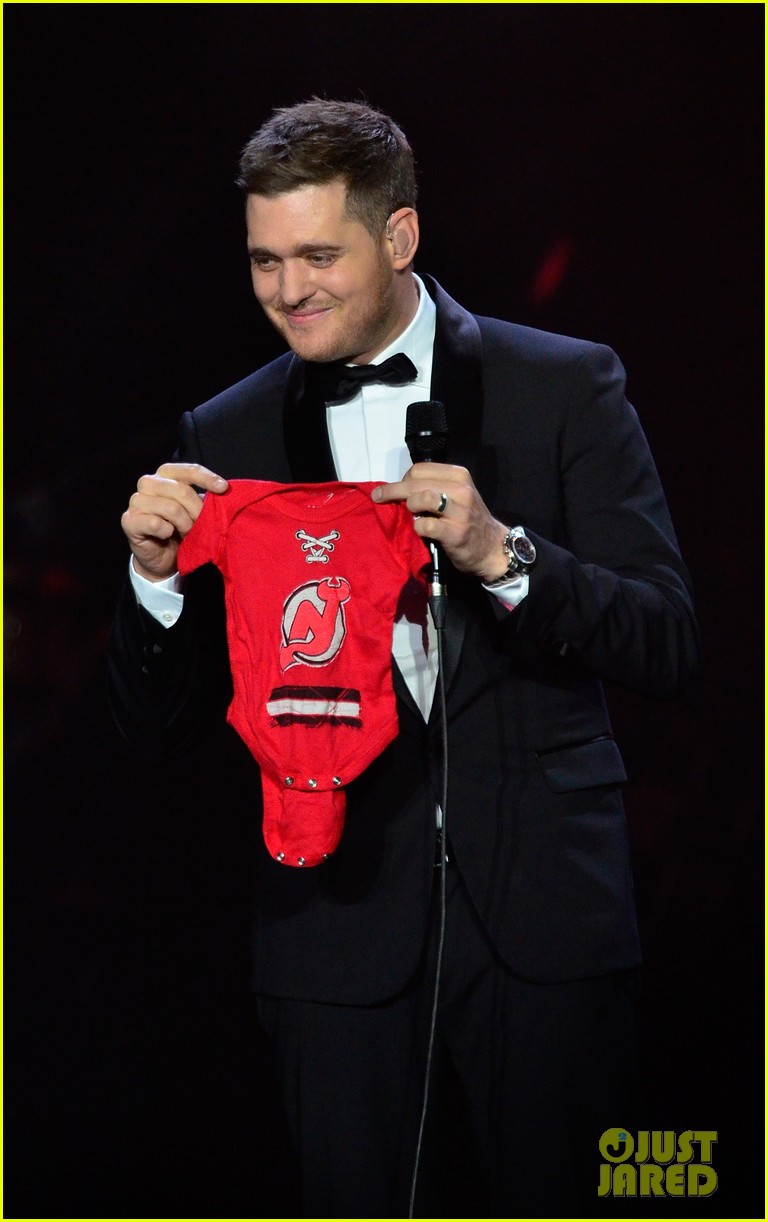 Michael Buble Ends Concert with Amazing Unplugged Moment: Photo 2963144 ...