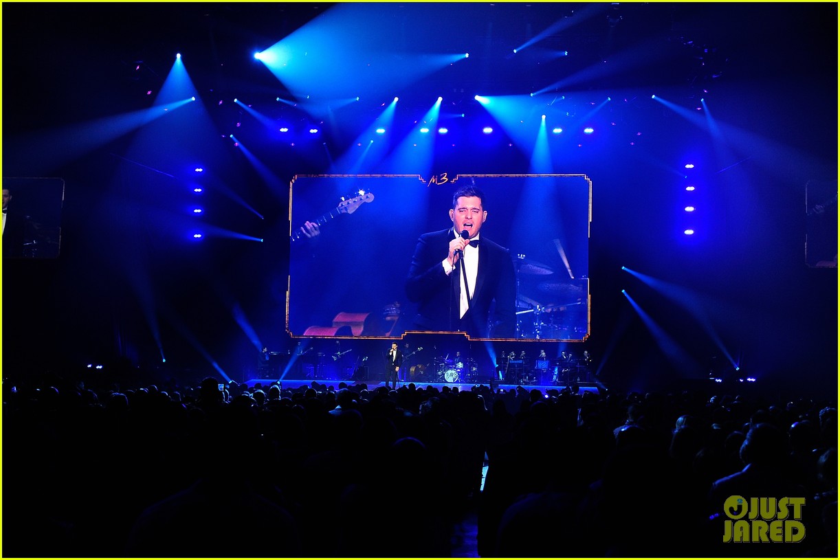 Michael Buble Ends Concert with Amazing Unplugged Moment: Photo 2963150 ...