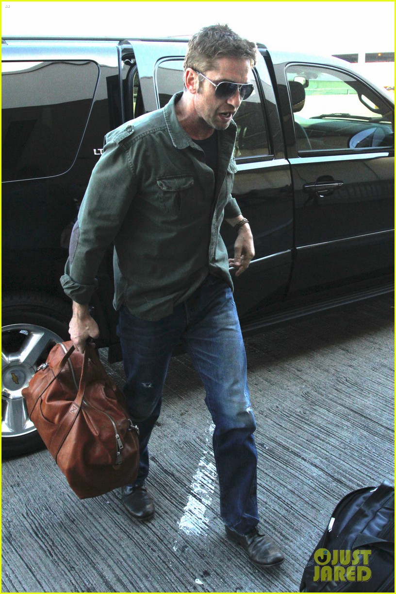 Gerard Butler Catches a Flight Out of Los Angeles: Photo 2960671 ...