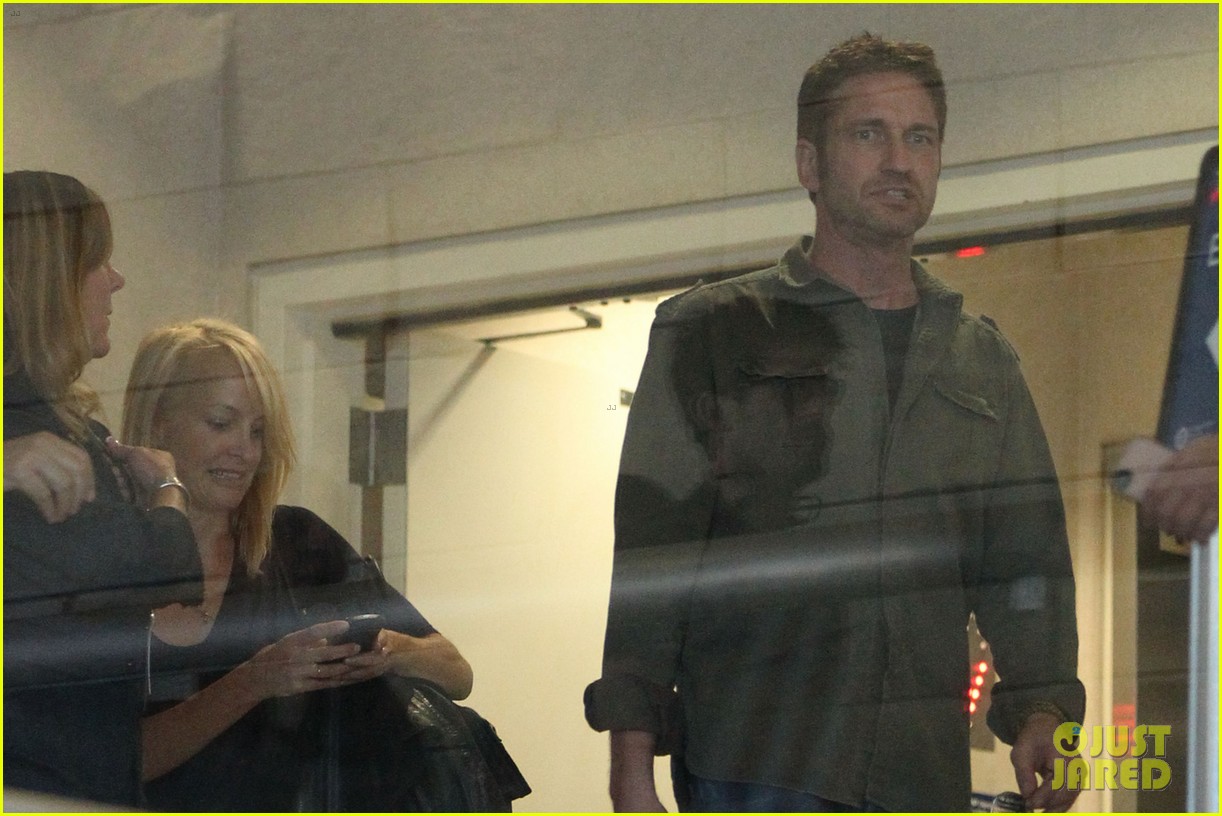 Gerard Butler Catches a Flight Out of Los Angeles: Photo 2960672 ...