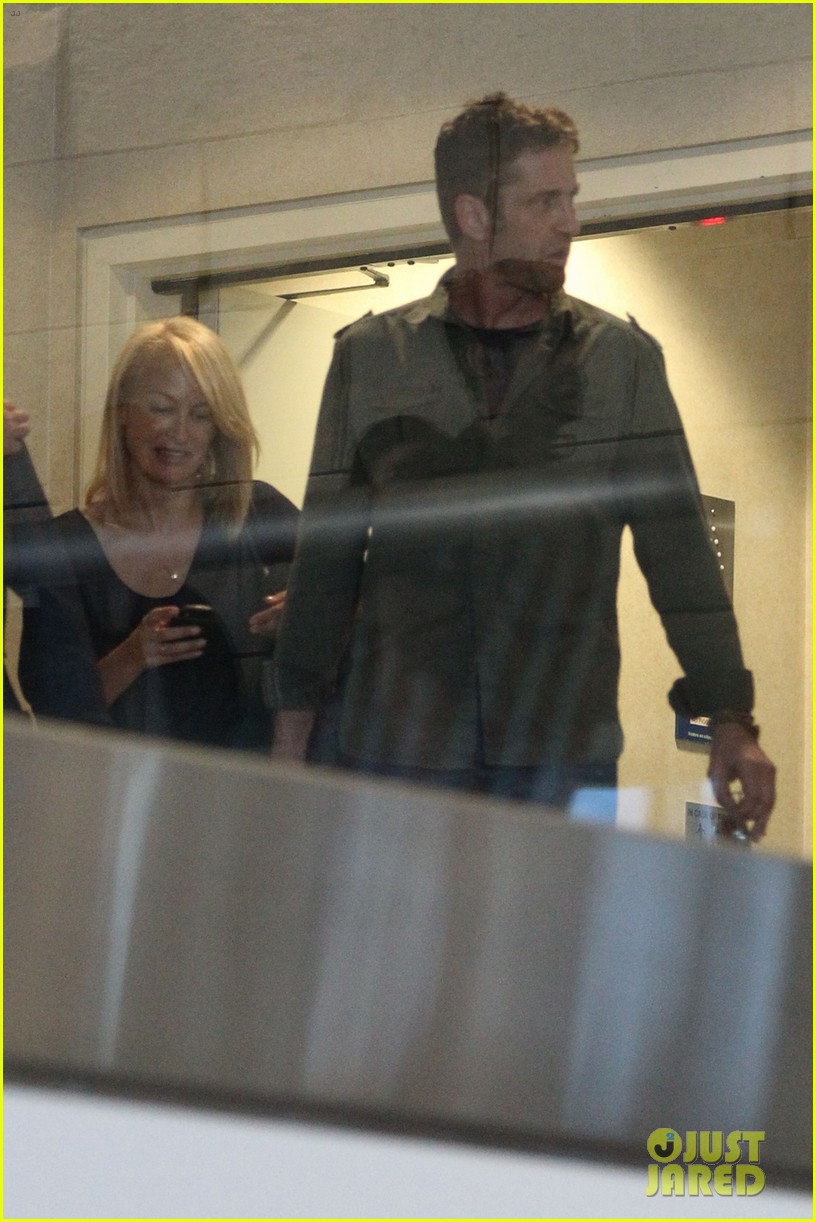Gerard Butler Catches a Flight Out of Los Angeles: Photo 2960675 ...