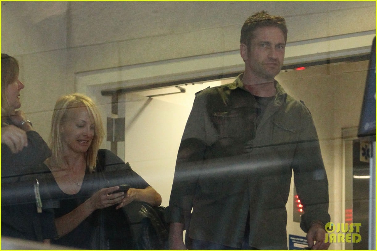Gerard Butler Catches a Flight Out of Los Angeles: Photo 2960676 ...