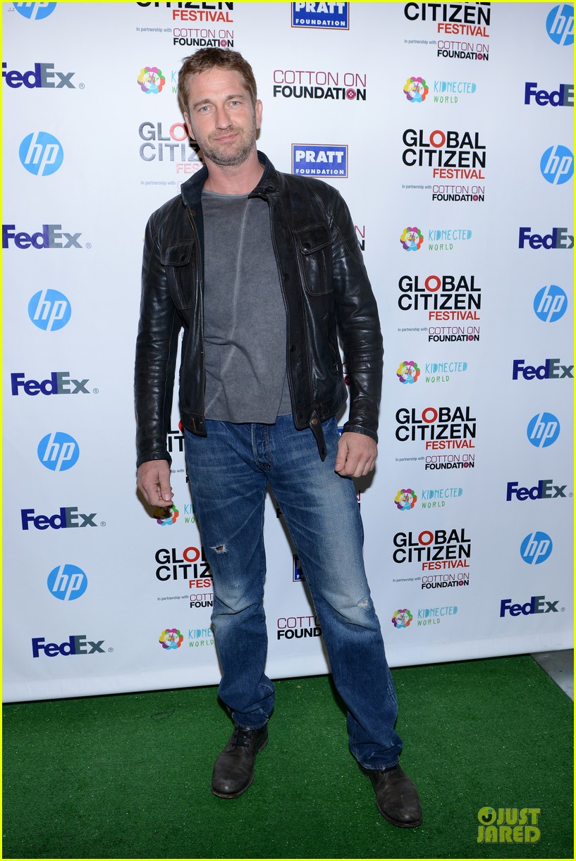 Gerard Butler Flashes Guns at Global Citizen Festival!: Photo 2962043 ...
