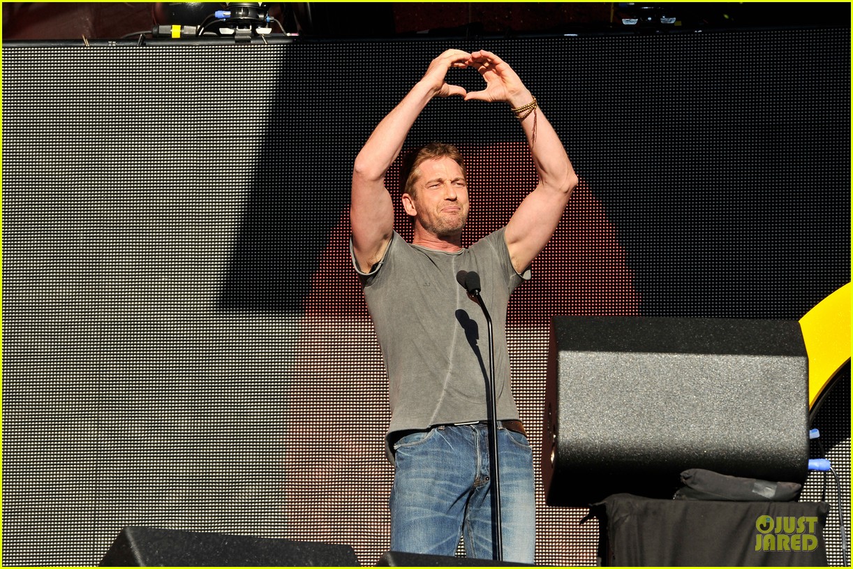 Gerard Butler Flashes Guns at Global Citizen Festival!: Photo 2962045 ...
