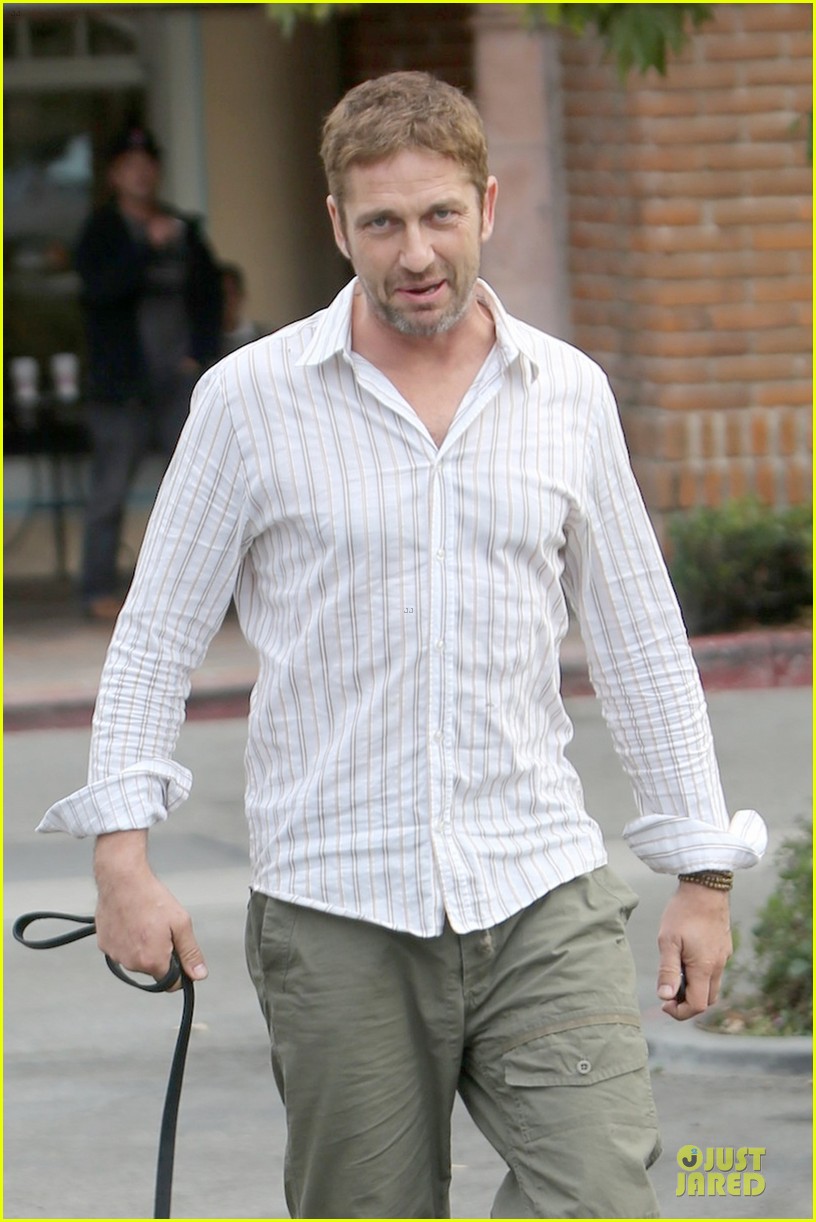 Gerard Butler: Malibu Stroll with Pet Pooch Lolita!: Photo 2956645 ...