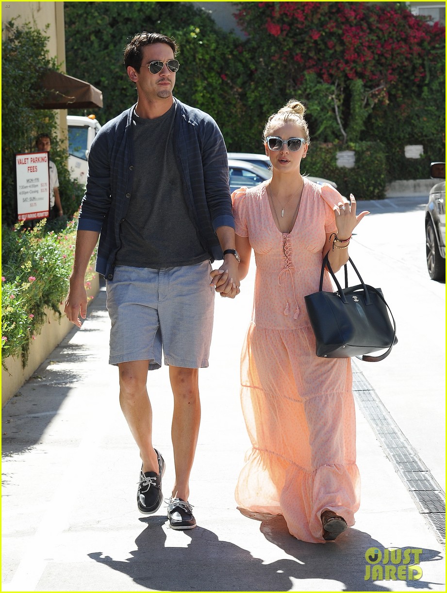 Kaley Cuoco & Fiance Ryan Sweeting Hold Hands at Lunch!: Photo 2961891 ...