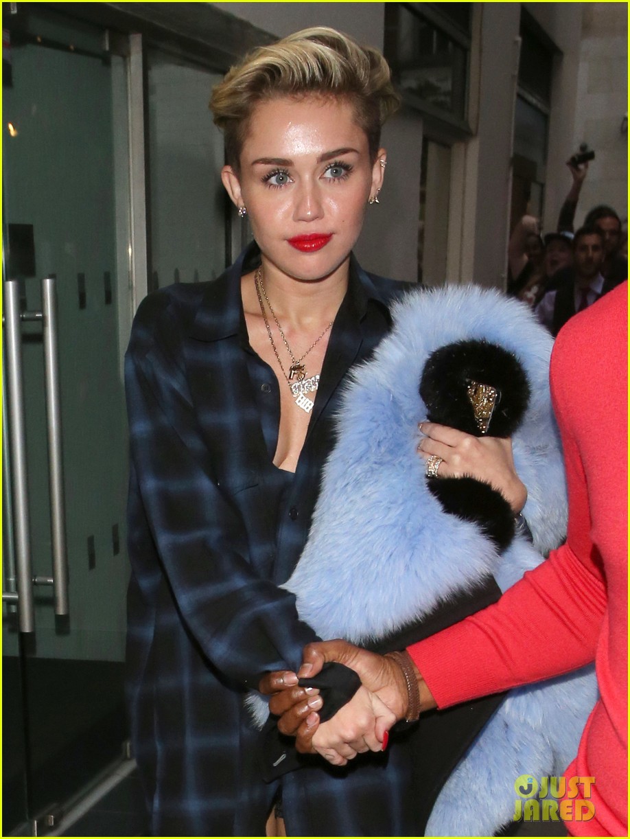 Miley Cyrus Steps Out After Breaking Vevo Video Record!: Photo 2949433 ...