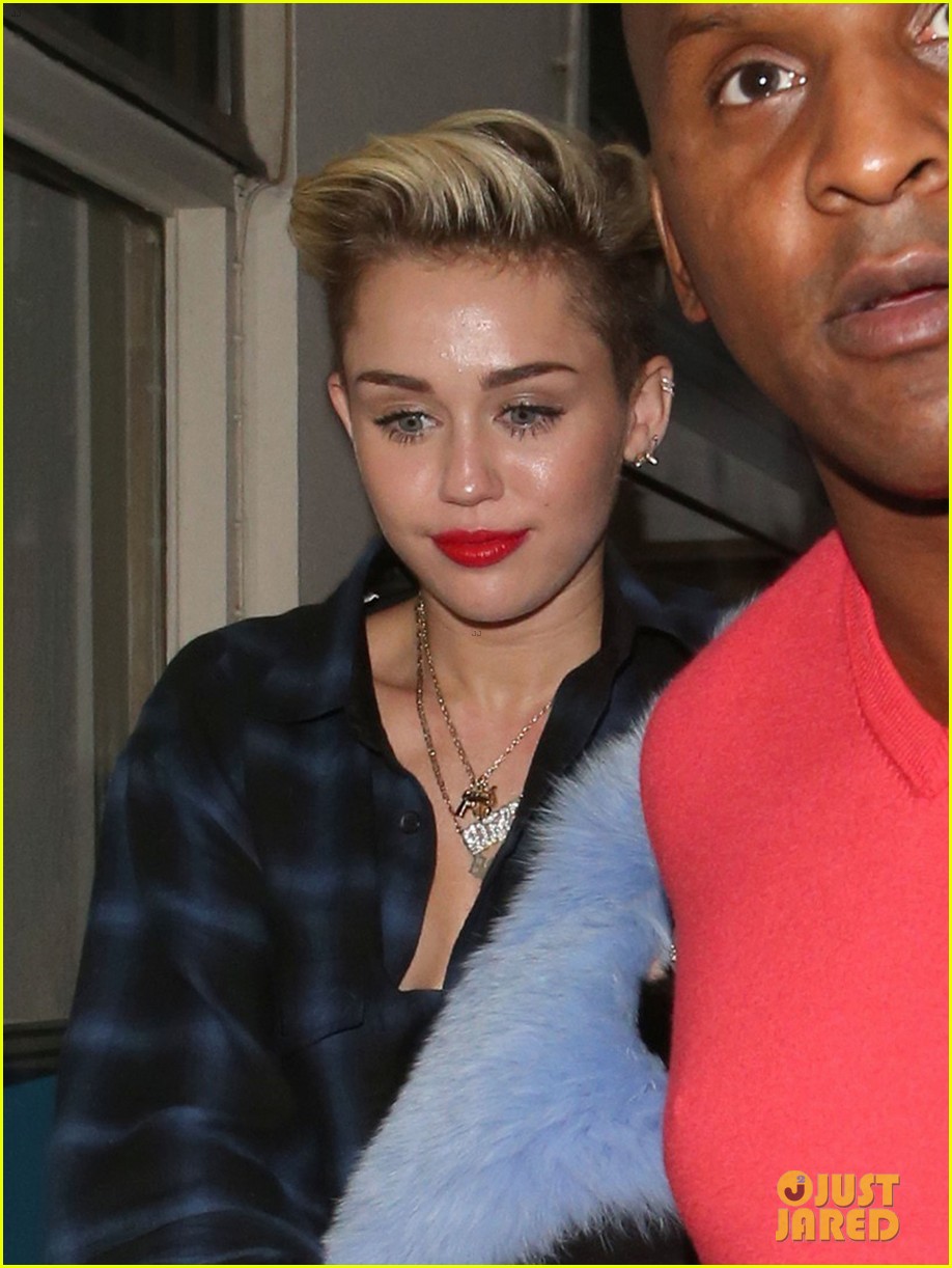 Miley Cyrus Steps Out After Breaking Vevo Video Record!: Photo 2949440 ...