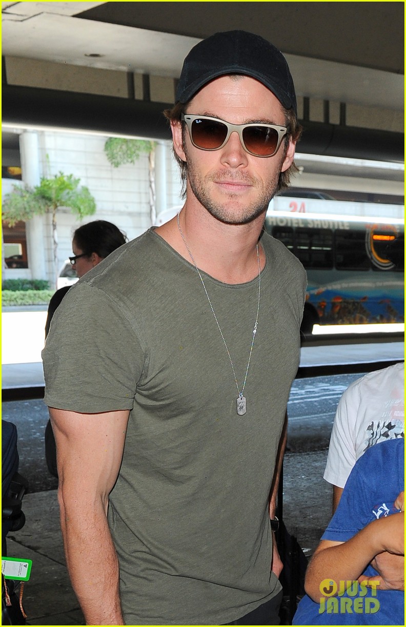 Chris Hemsworth Bares Buff Arms While Landing in Los Angeles: Photo ...
