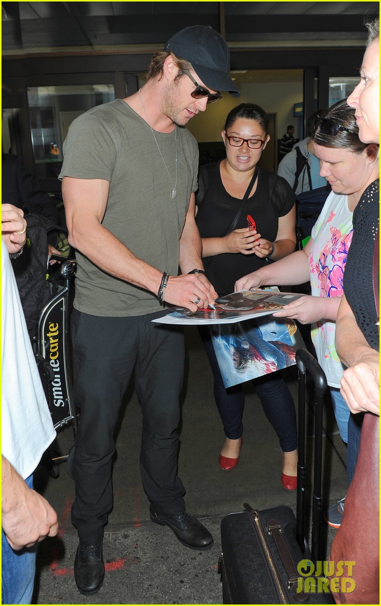 Chris Hemsworth Bares Buff Arms While Landing in Los Angeles: Photo ...