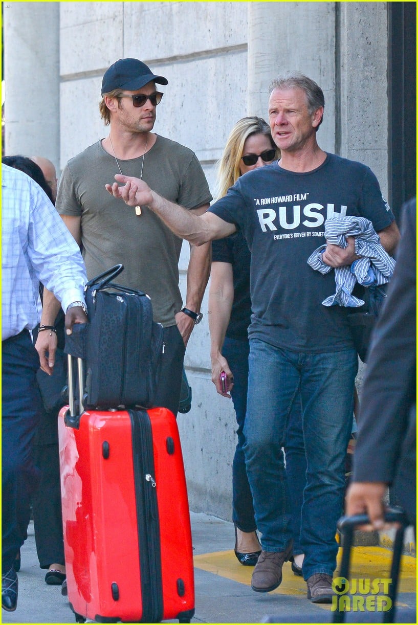 Chris Hemsworth Bares Buff Arms While Landing in Los Angeles: Photo ...
