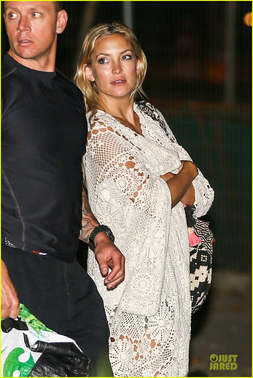 Kate Hudson Flashes Flat Tummy for Rio De Janeiro Departure!: Photo ...