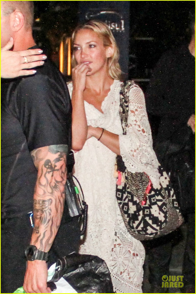 Kate Hudson Flashes Flat Tummy for Rio De Janeiro Departure!: Photo ...