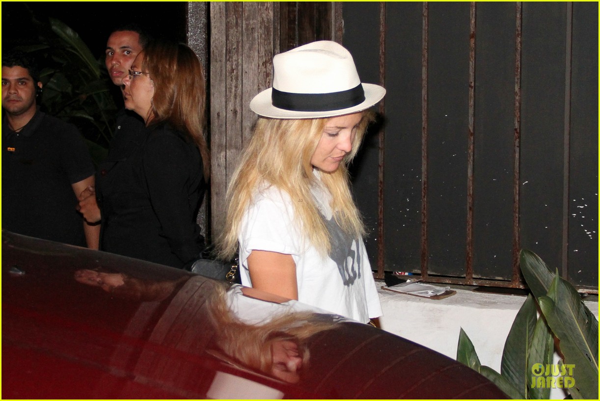 Kate Hudson Flashes Flat Tummy for Rio De Janeiro Departure!: Photo ...