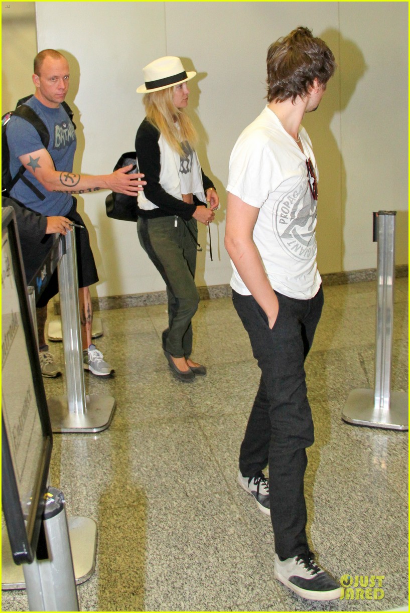 Kate Hudson Flashes Flat Tummy for Rio De Janeiro Departure!: Photo ...