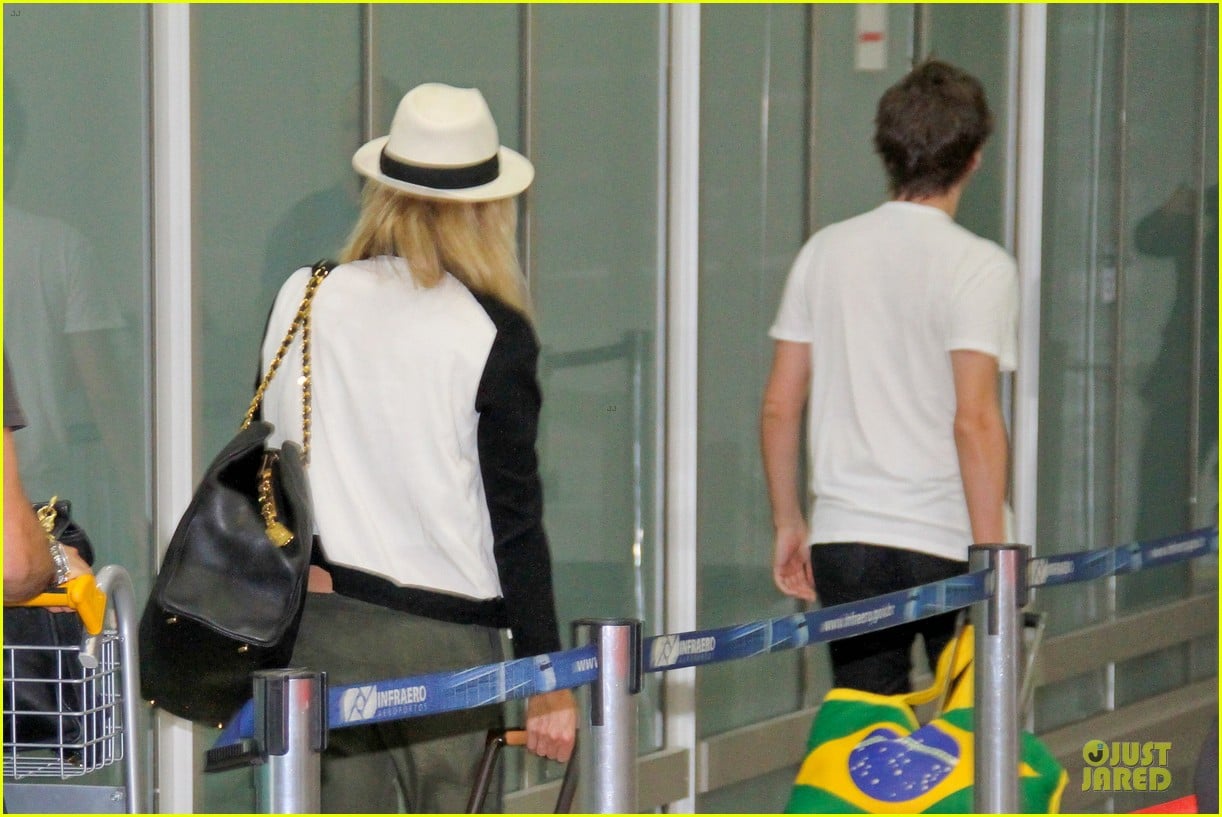 Kate Hudson Flashes Flat Tummy for Rio De Janeiro Departure!: Photo ...