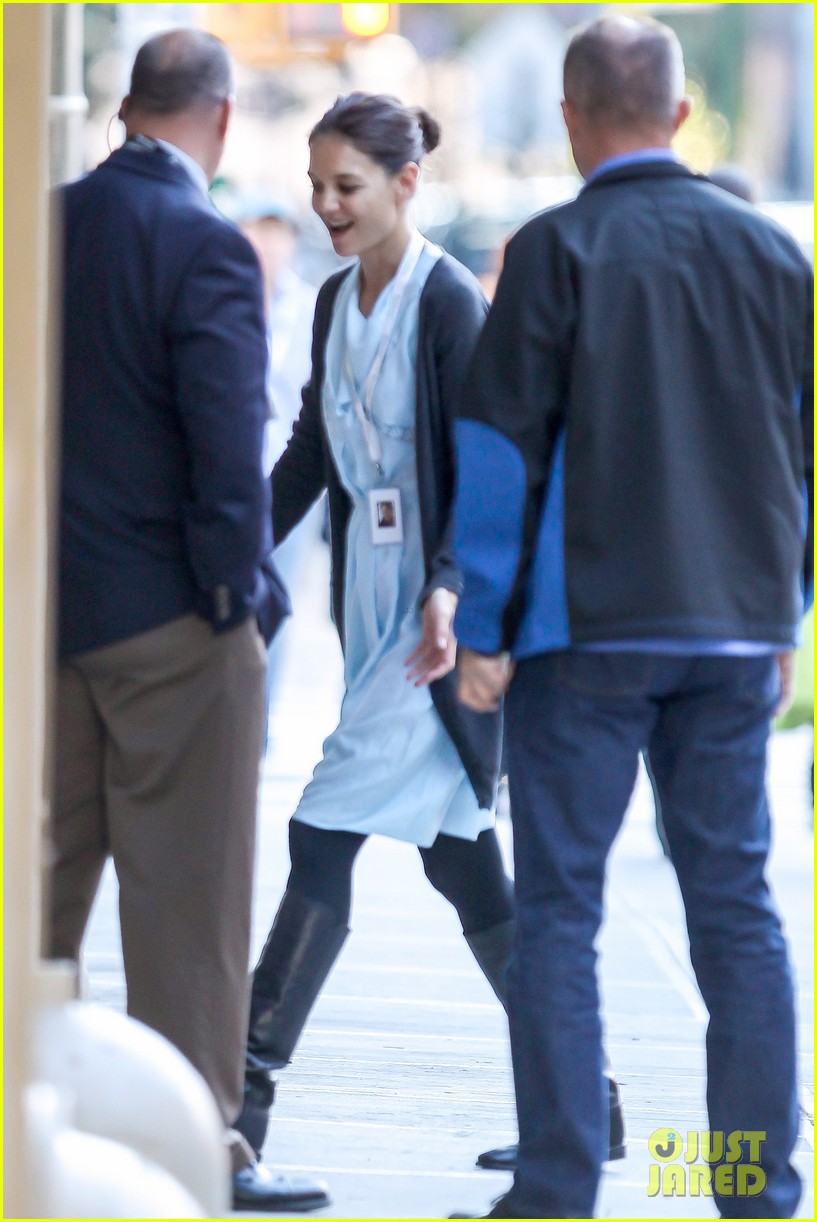 Katie Holmes Writes 'I Love You' Message on Suri's Arm Cast!: Photo ...