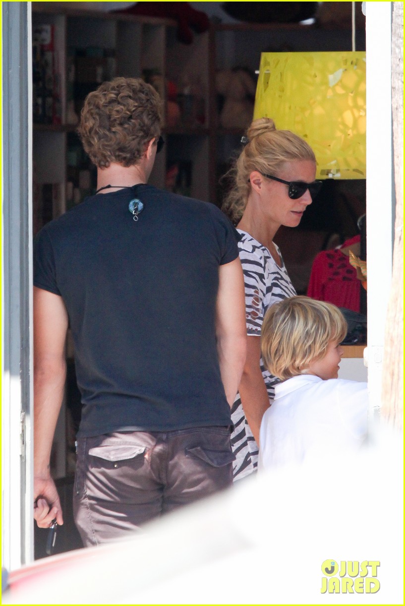 Gwyneth Paltrow & Chris Martin Spend Sunday with Moses!: Photo 2953010 ...
