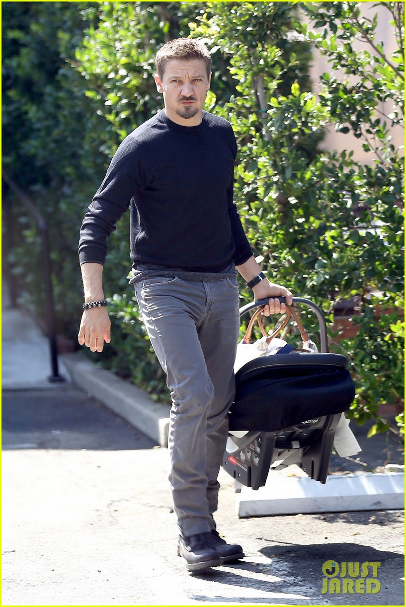 Jeremy Renner Debuts Adorable Baby Daughter Ava!: Photo 2955488 ...