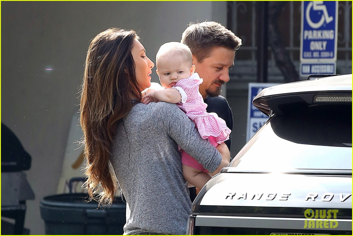 Jeremy Renner Debuts Adorable Baby Daughter Ava!: Photo 2955490 ...