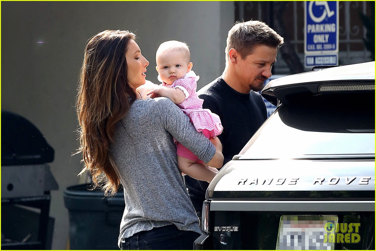 Jeremy Renner Debuts Adorable Baby Daughter Ava!: Photo 2955498 ...