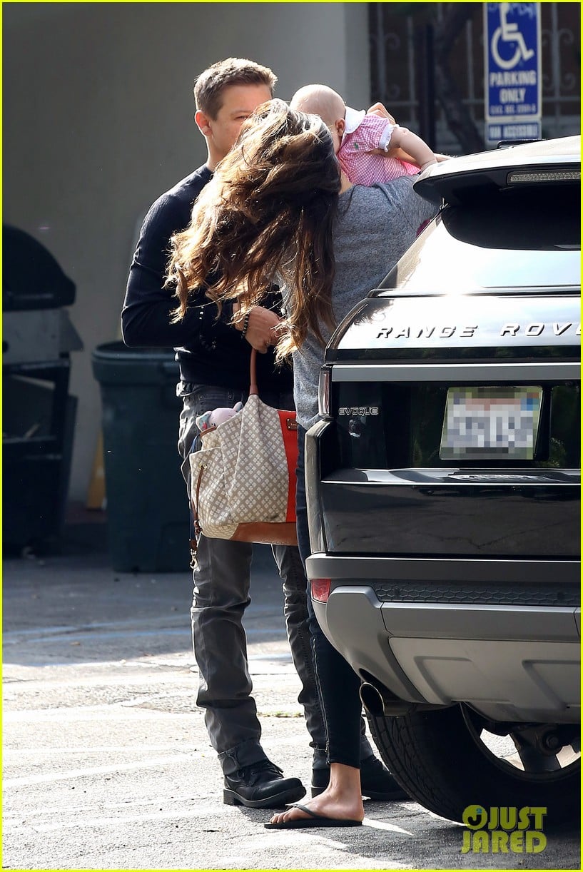 Jeremy Renner Debuts Adorable Baby Daughter Ava!: Photo 2955511 ...