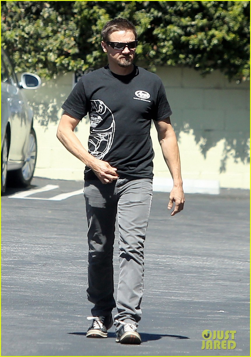 Jeremy Renner Grabs Lunch at Zankou Chicken: Photo 2958971 | Jeremy ...