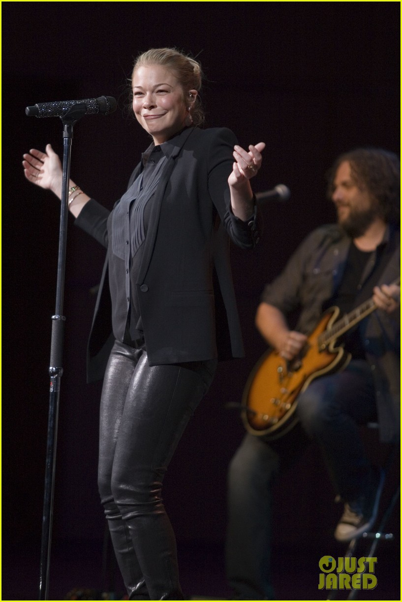 LeAnn Rimes Thanks Glasgow Fans for 'Incredible Concert': Photo 2953129 ...