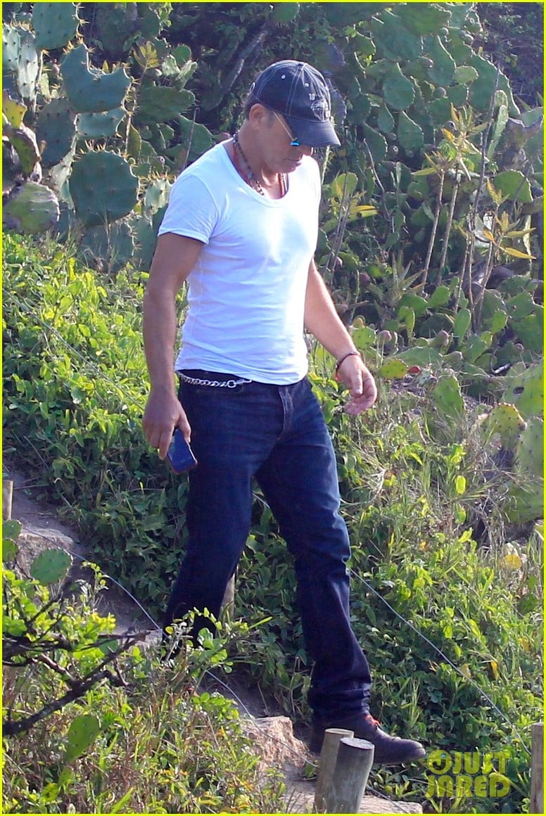 Bruce Springsteen Bares Fit Shirtless Body at the Beach in Rio: Photo ...