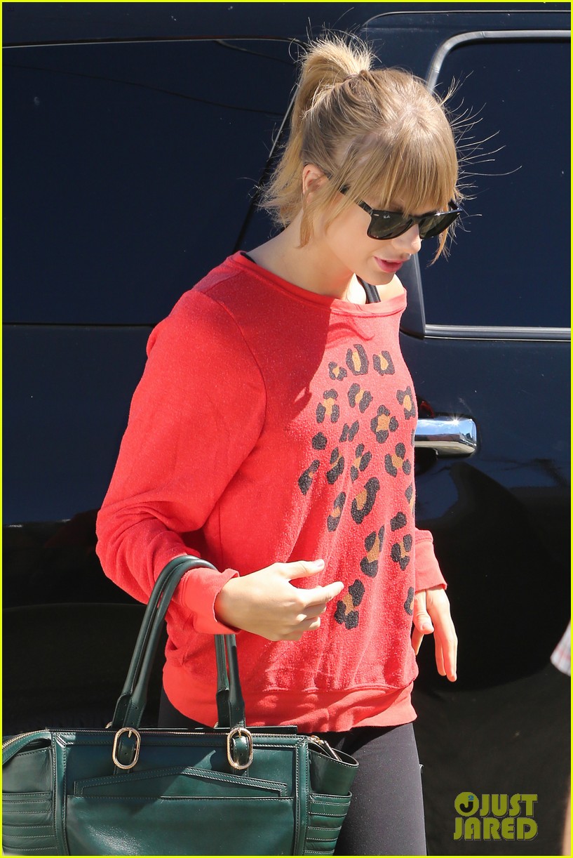 Taylor Swift Wears Her Favorite Color to Dance Class: Photo 2962548 ...