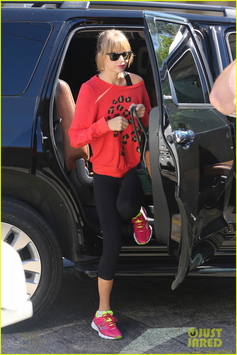 Taylor Swift Wears Her Favorite Color to Dance Class: Photo 2962551 ...