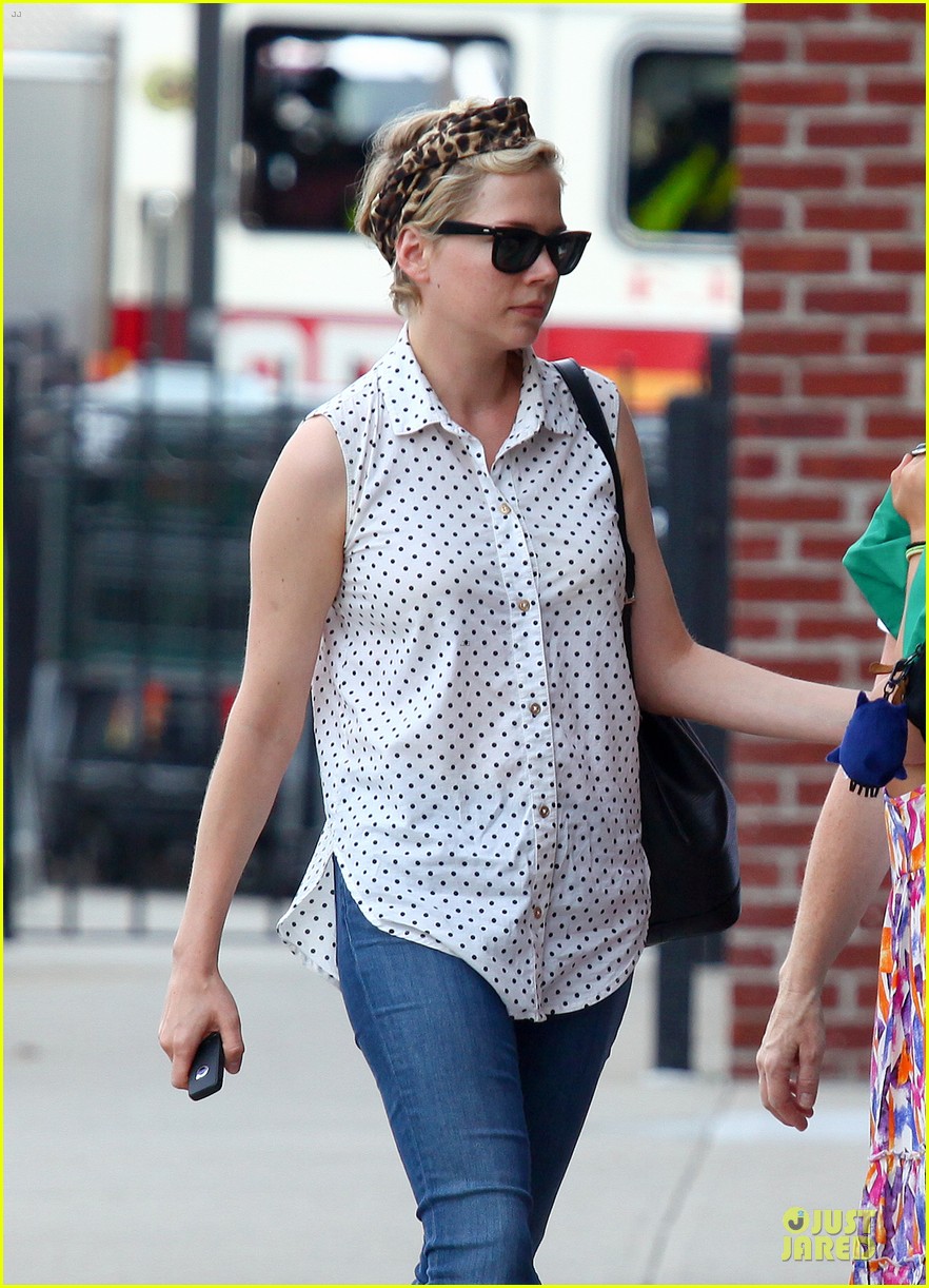 Michelle Williams Goes Wild with Matilda After Birthday: Photo 2949587 ...