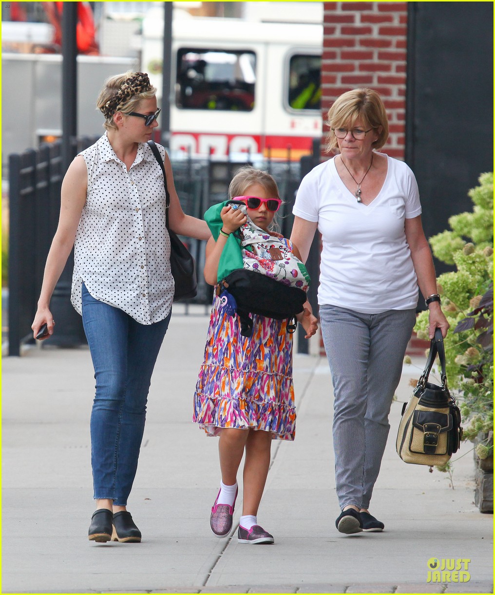 Michelle Williams Goes Wild with Matilda After Birthday: Photo 2949588 ...