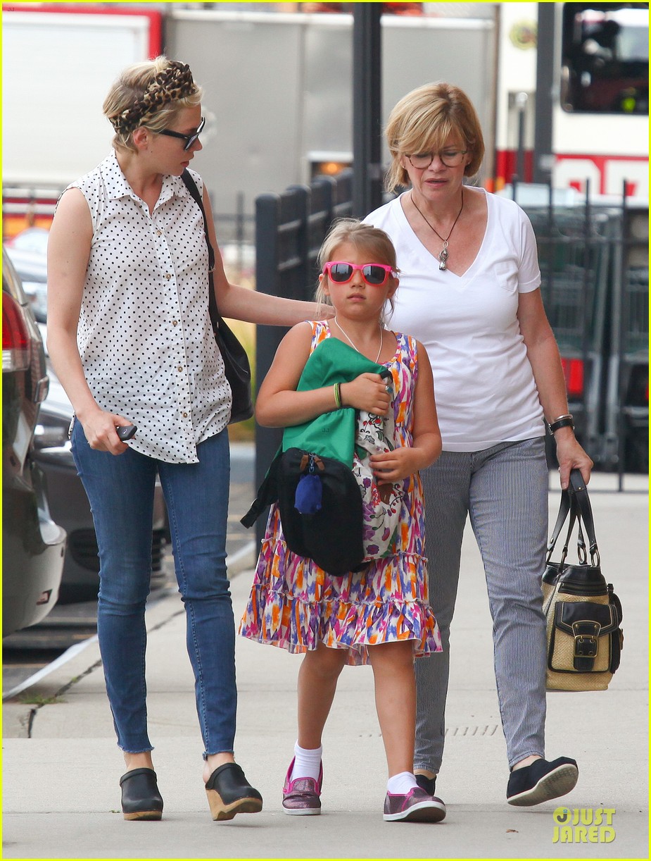 Michelle Williams Goes Wild with Matilda After Birthday: Photo 2949589 ...