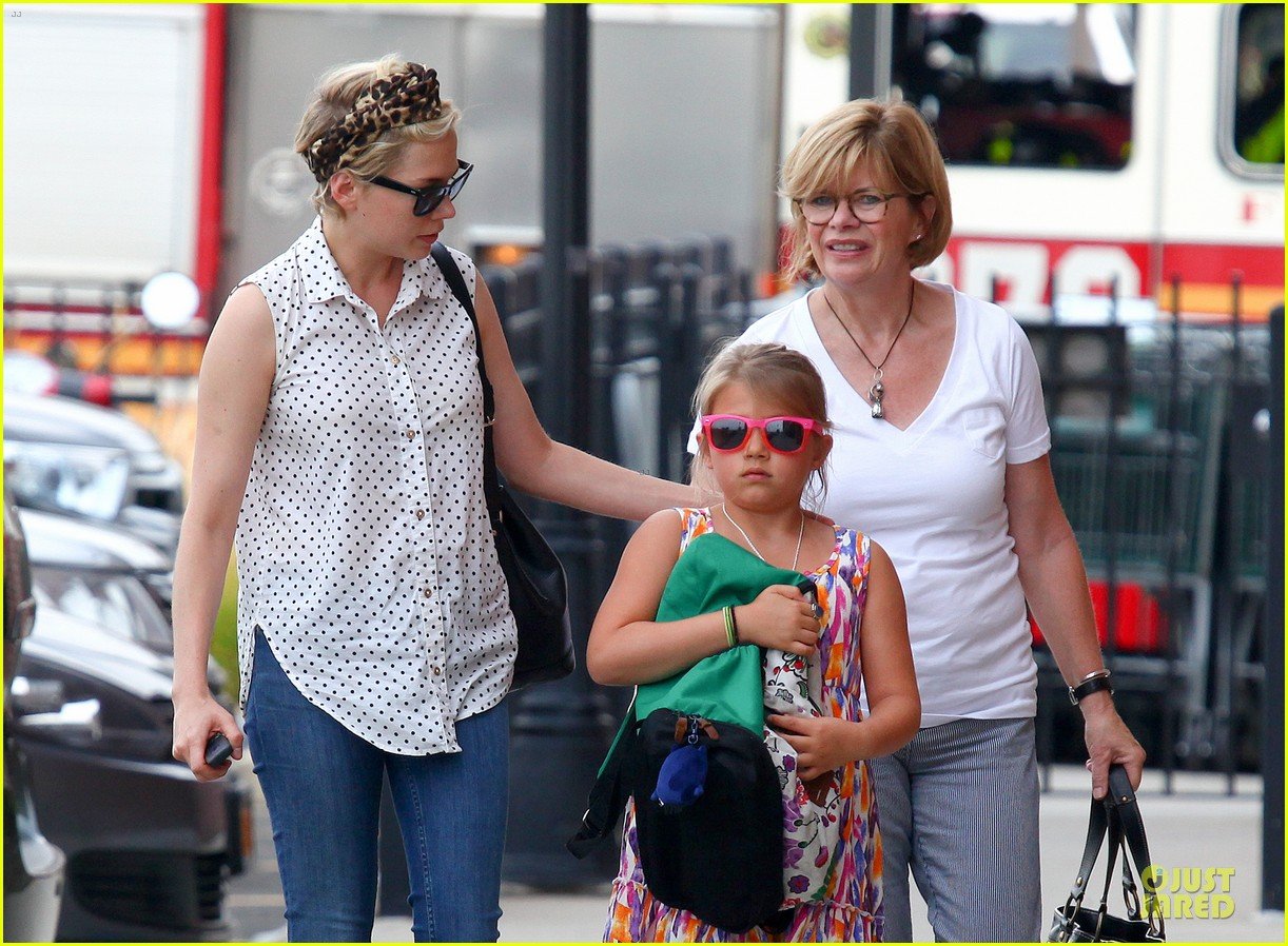 Michelle Williams Goes Wild with Matilda After Birthday: Photo 2949590 ...