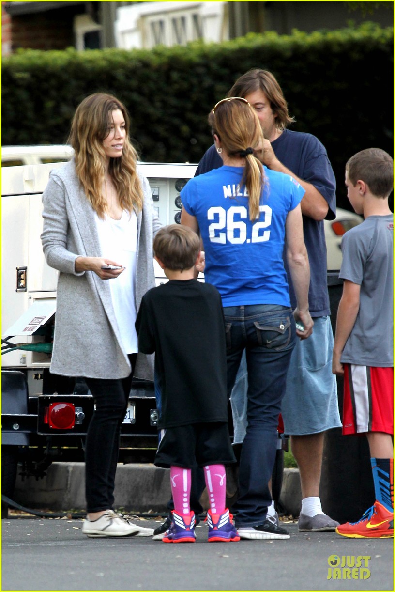 Jessica Biel: Autograph Signing on 'Shiva & May' Set!: Photo 2975007 ...