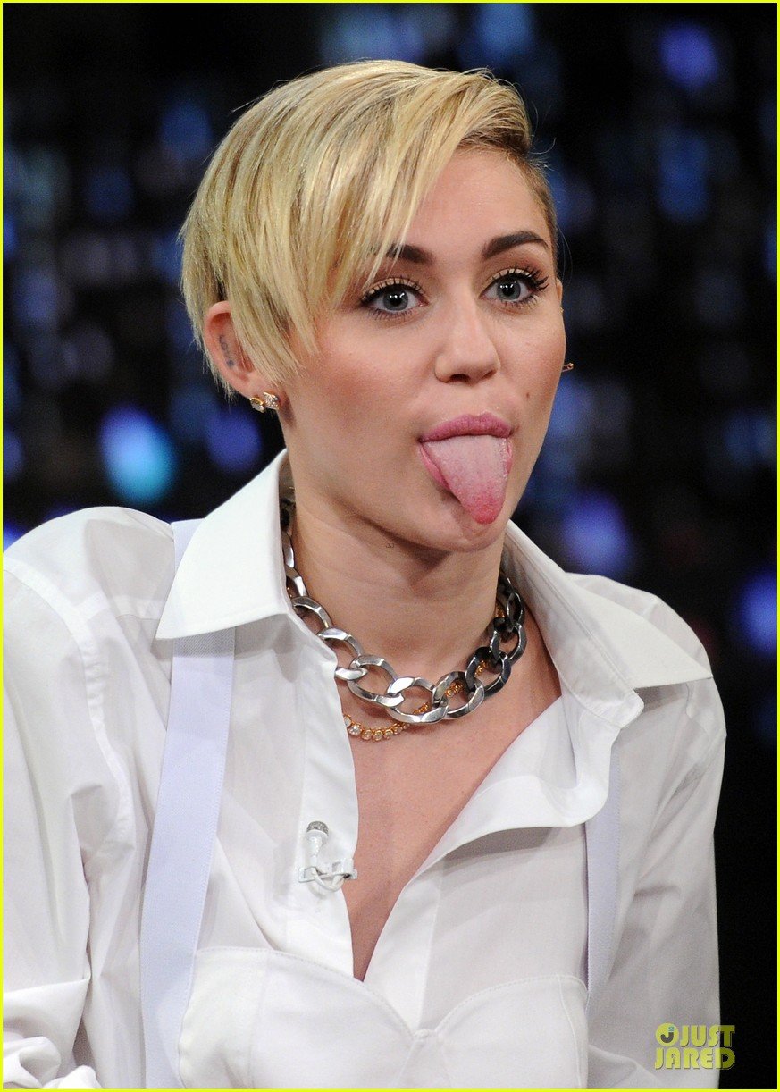 Miley Cyrus: Toned Abs for 'Bangerz' Album Signing!: Photo 2968637 ...