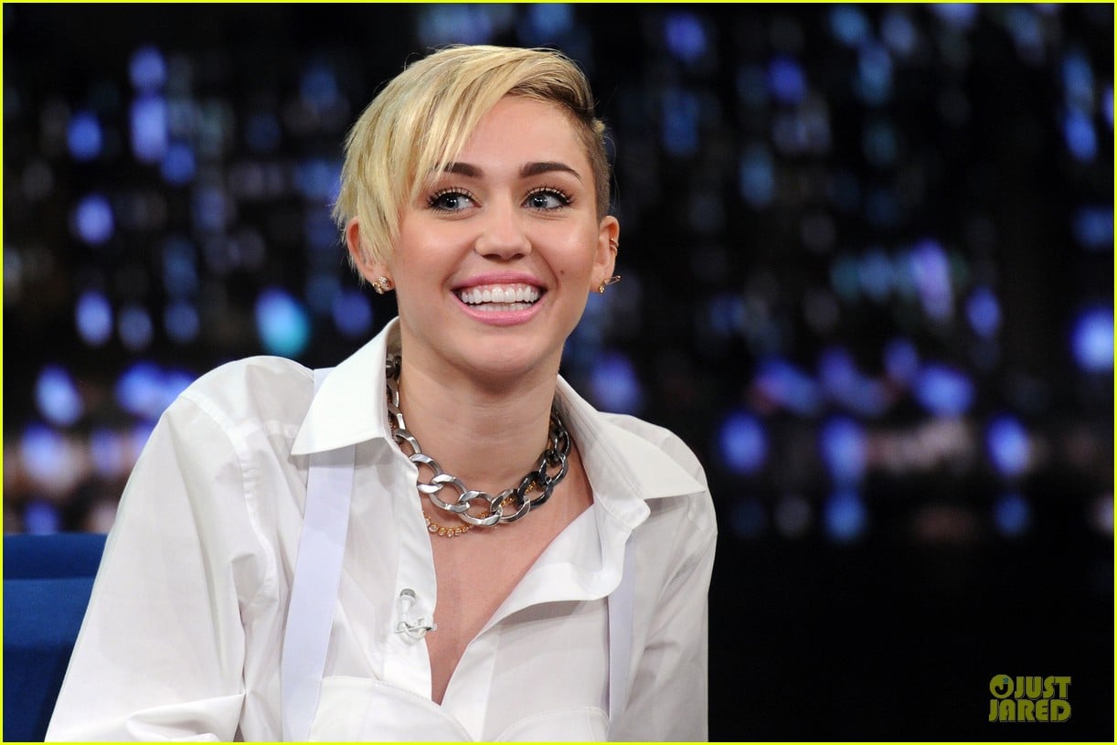 Miley Cyrus: Toned Abs for 'Bangerz' Album Signing!: Photo 2968639 ...
