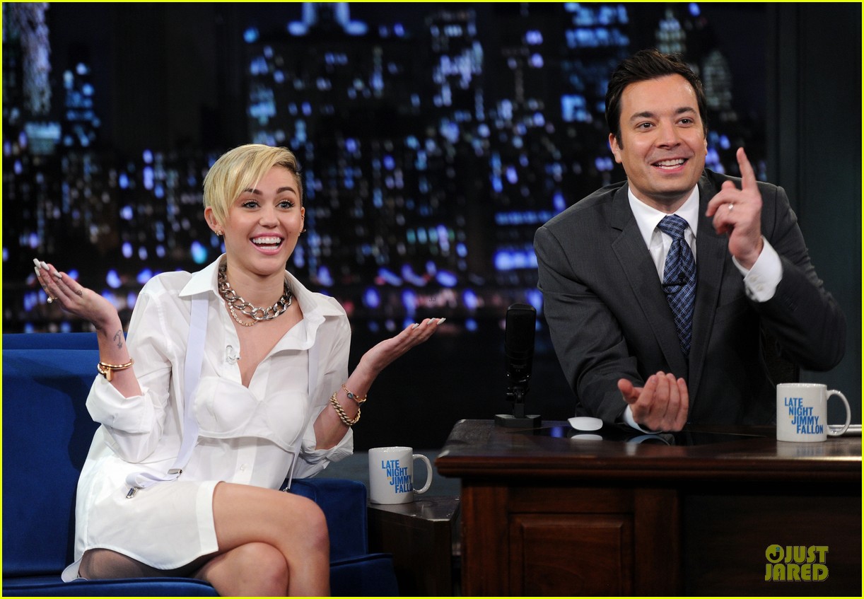 Miley Cyrus: Toned Abs for 'Bangerz' Album Signing!: Photo 2968648 ...