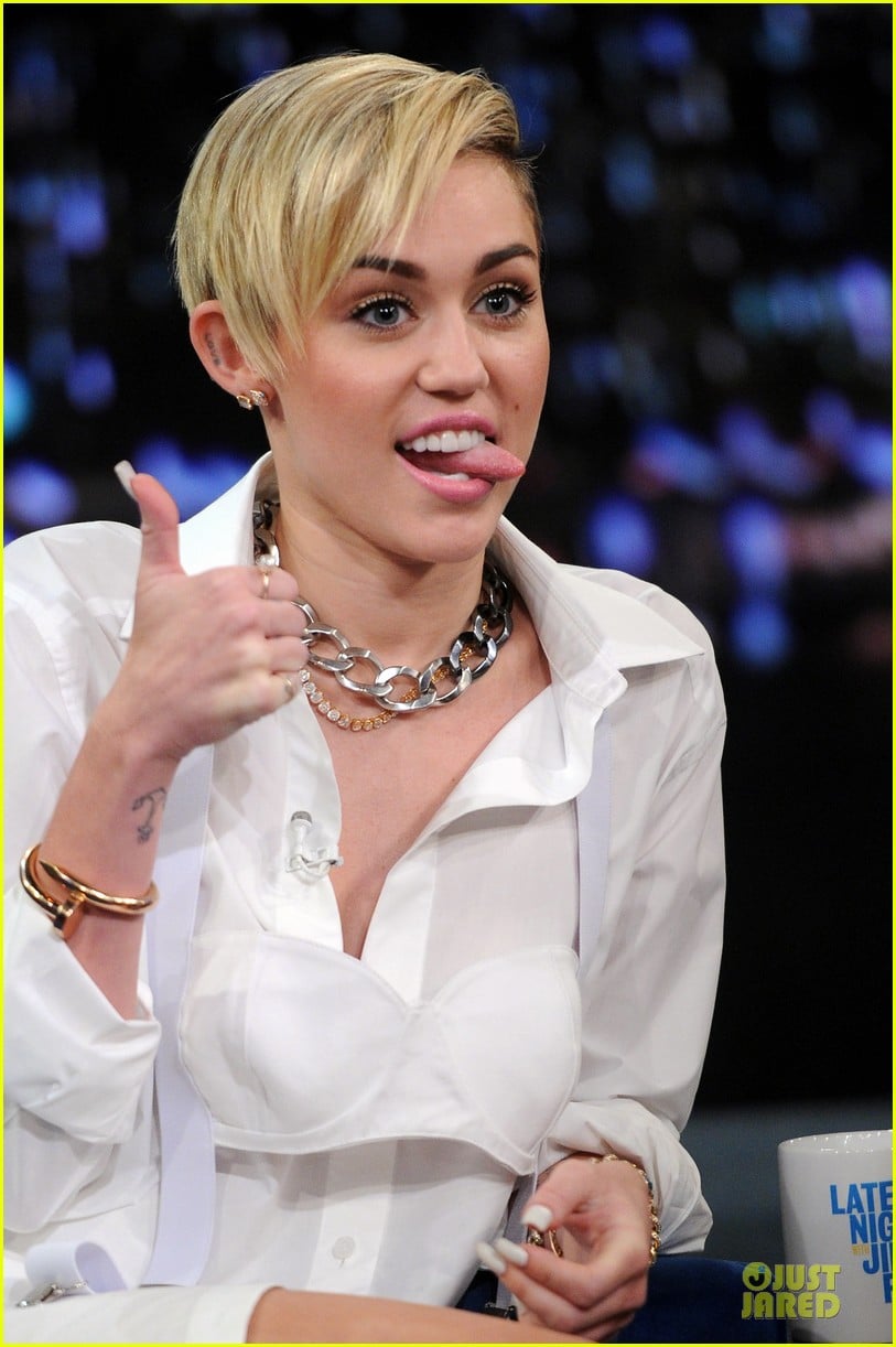Miley Cyrus: Toned Abs for 'Bangerz' Album Signing!: Photo 2968650 ...